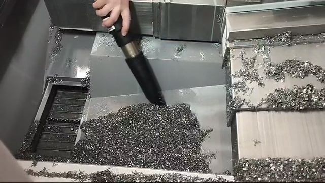Уборка СОЖ с металлической стружкой, Промышленным пылесосом Oilvac 100PUMP для сбора СОЖ и Масла