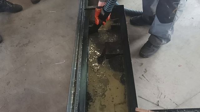 Уборка СОЖ с металлической стружкой, Промышленным пылесосом Oilvac 100PUMP для сбора СОЖ, Масла(ЧПУ)