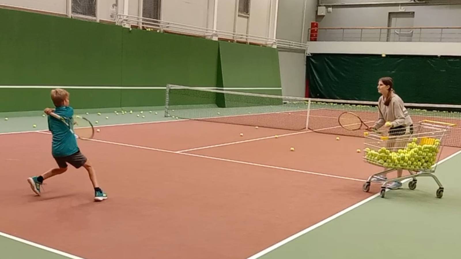 Мария Богословская проводит индивидуальную тренировку по теннису