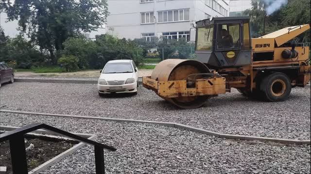 Каток ДУ-84 выезжает с парковки