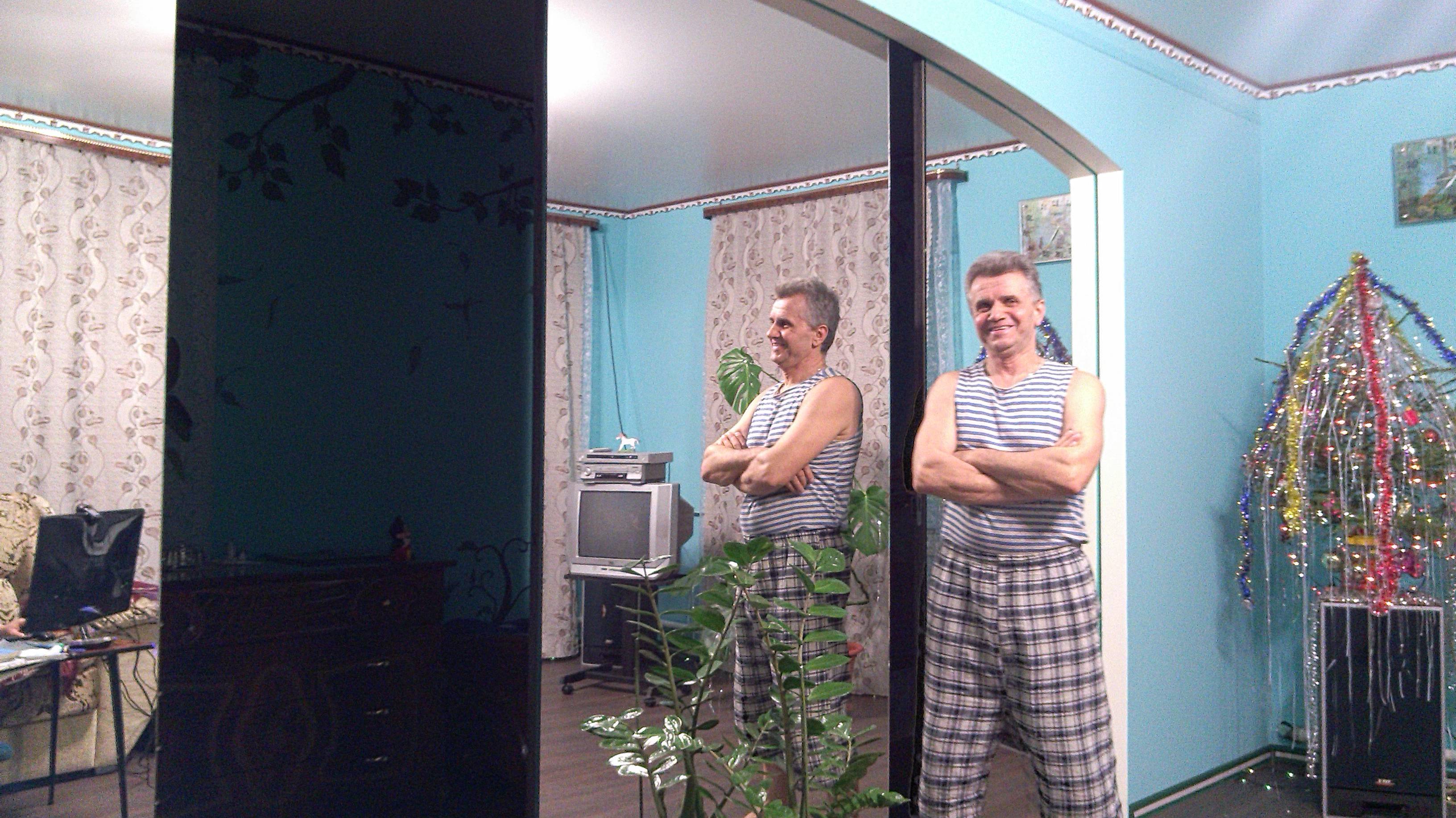 Зеркальный шириной 3.5 метра,сдвижной проём в комнате .