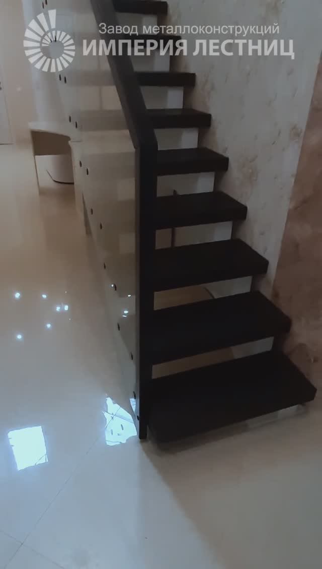 Лестница на смещенном от центра цельносварном монокосоуре