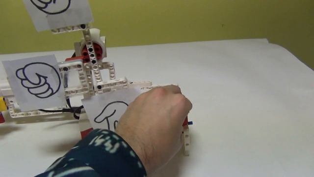 Робот НикиРобот. Камень, ножницы, бумага.