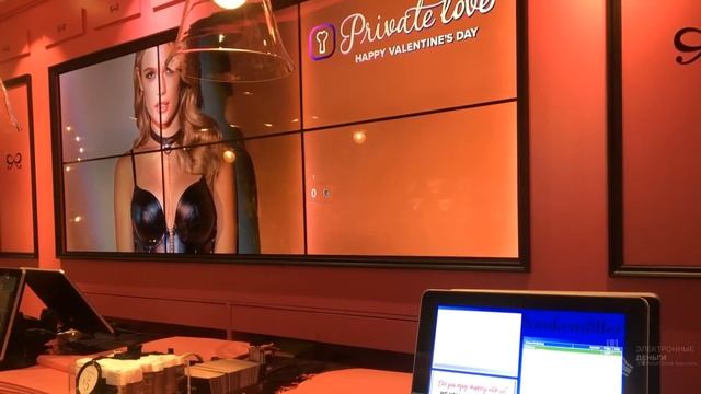 Экраны в кассовой зоне.