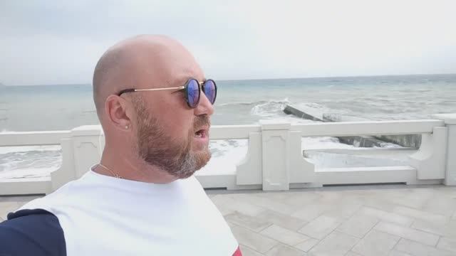 Ялта 2022 ШТОРМ! Идиотов хватает купаться в шторм в 4 балла! Уплачено ведь! Ялта - Ливадия пешком.