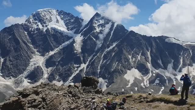 Приэльбрусье.  На подходе к вершине Чегета.  Ледник Семерка прямо перед нами. Август 2024.