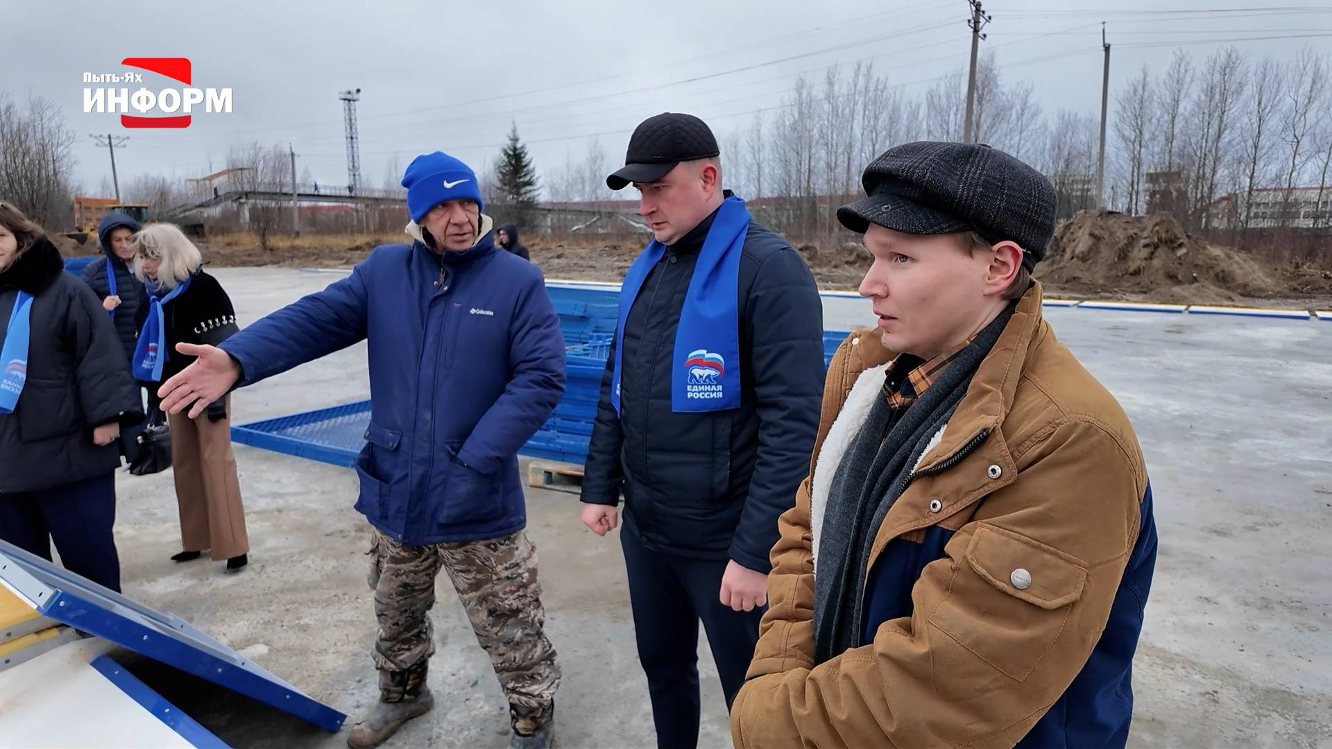 Оценили готовность возводимой хоккейной площадки