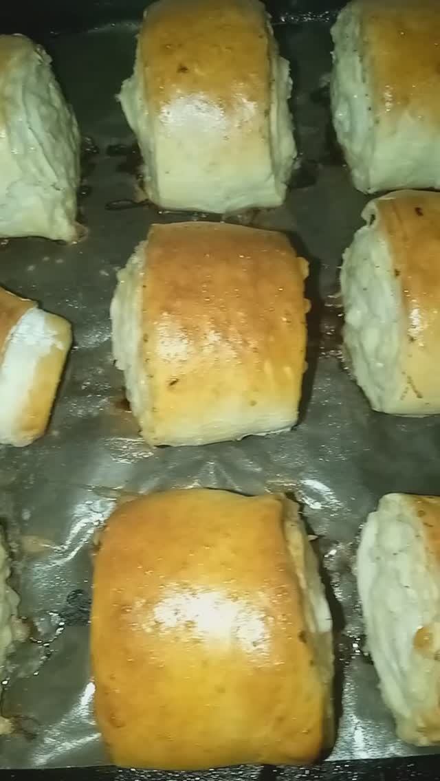 Выпечка из слоёного теста. Всего три ингредиента. Готовить проще простого🫰.
Слойки с фаршем и сыром