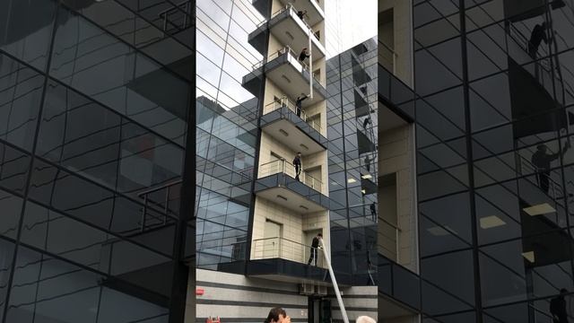 Из рук в руки! Подъем строительных материалов на этаж.  #дизайнинтерьера #интерьер #ремонтквартир