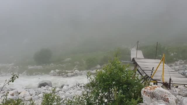 Альплагерь Безенги в облаке. Подвесной мост через Черек. Кабардино-Балкария,  июль 2022 г.