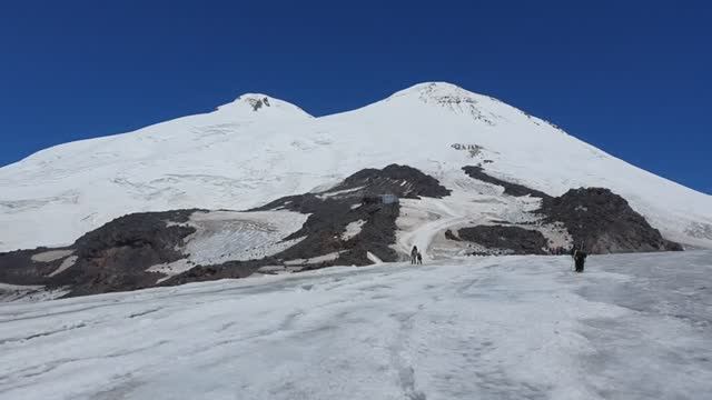 На склоне Эльбруса,  идем к "Приюту 11-ти", август 2024.