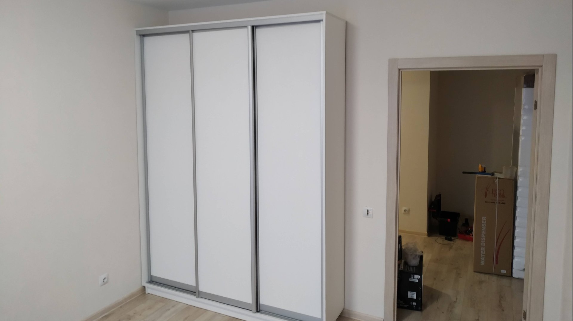 Сборка шкафов-купе в новом доме жилого комплекса