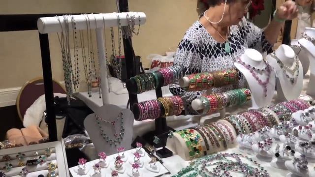 Выставка ювелирных изделий и камней.