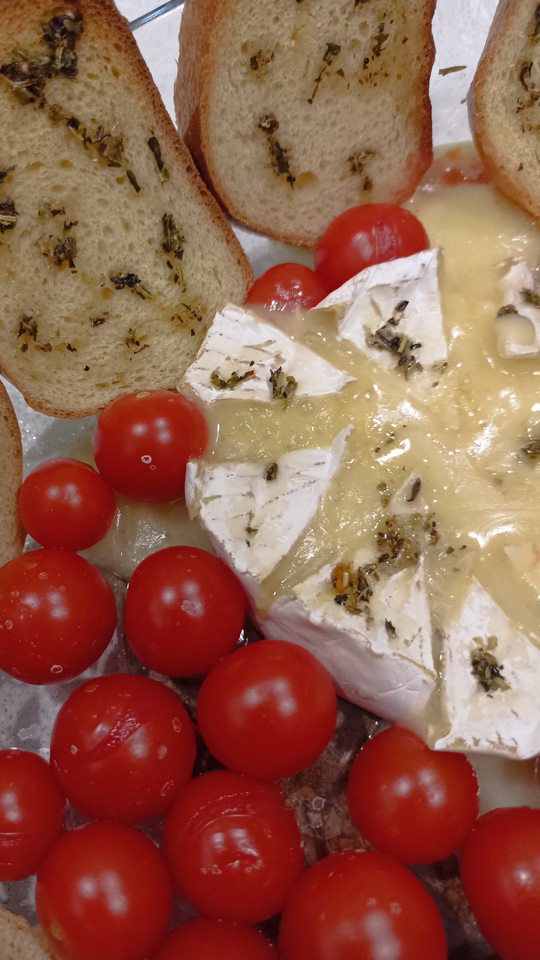 Вкусняшка с сыром бри