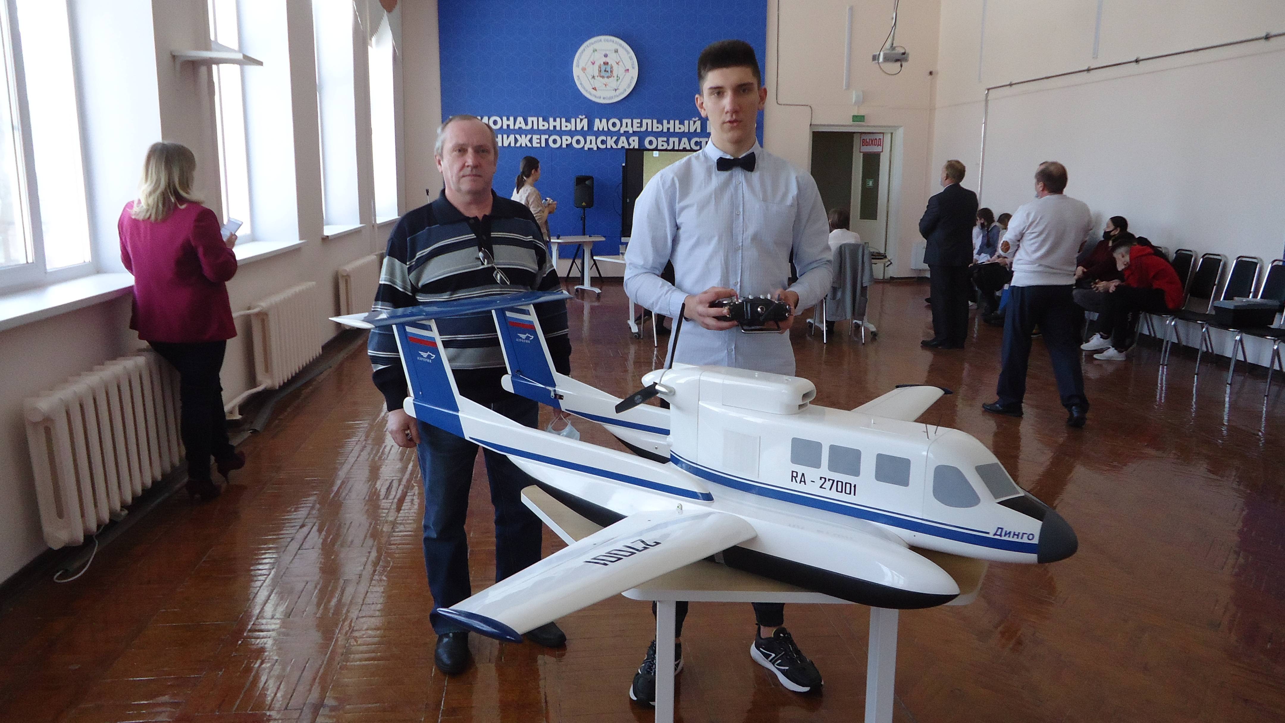 Радиоуправляемая модель самолёта - амфибии с шасси на воздушной подушке "Динго".