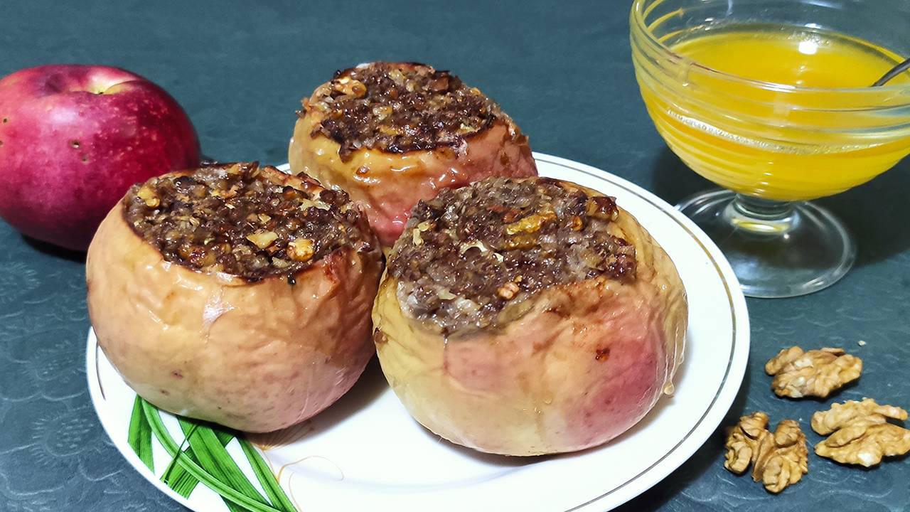 Безумно вкусные яблоки, запеченные с гречкой, корицей, медом и грецкими орехами!
