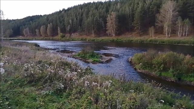 Река Исеть в  теплый почти летний весенний вечер 21 сентября 2024 года