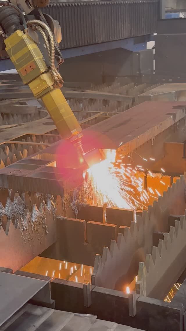 Оптоволоконный лазерный станок 40 кВт ADH ULFB 7026 с поворотной головой