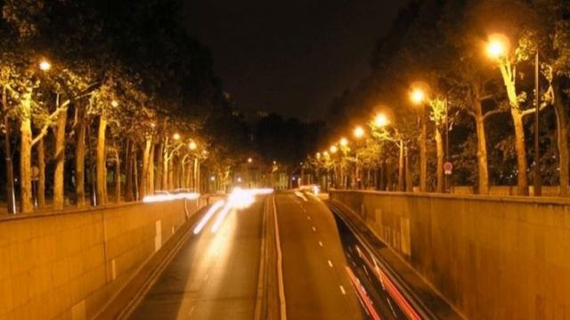 В Париже ночь грустит