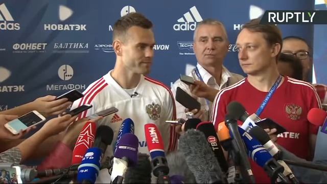 ЧМ18! Футболисты сборной России общаются с прессой после тренировки!