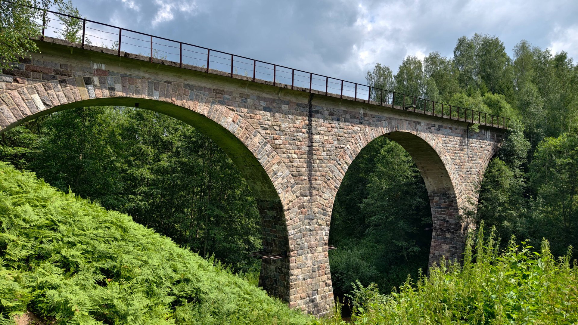 Путешествие в глубины Новгородской области, Каньон реки Прикша, Трехарочный железнодорожный мост, и.