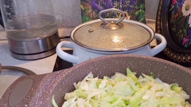 Тушеная капуста с мясом и картофельное пюре: простой и вкусный рецепт!