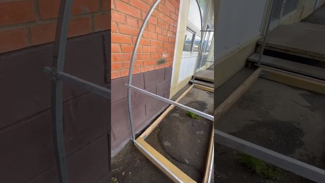 Теплица с кронштейнами