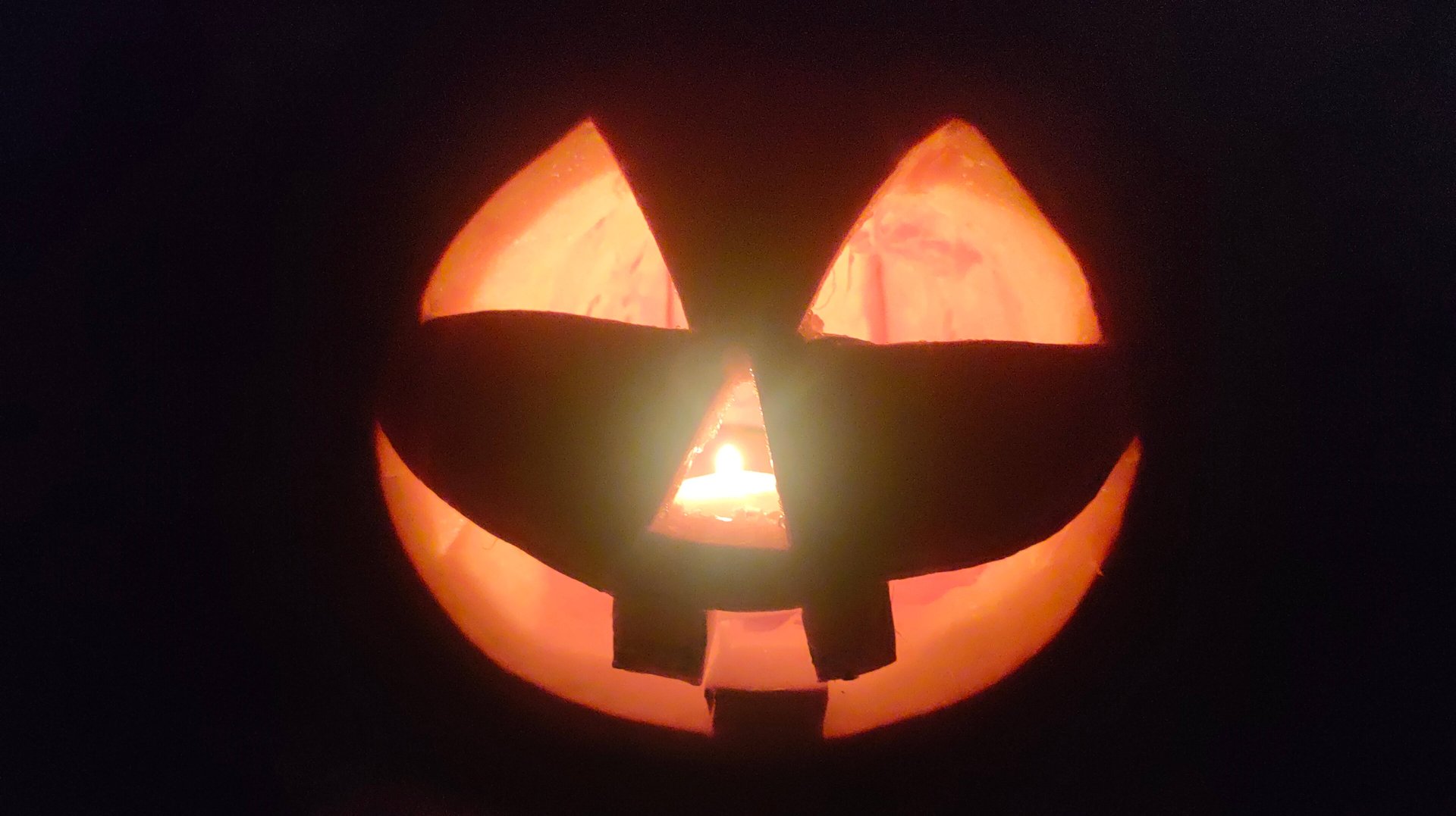 Светящаяся тыква в честь празднования Хеллоуина