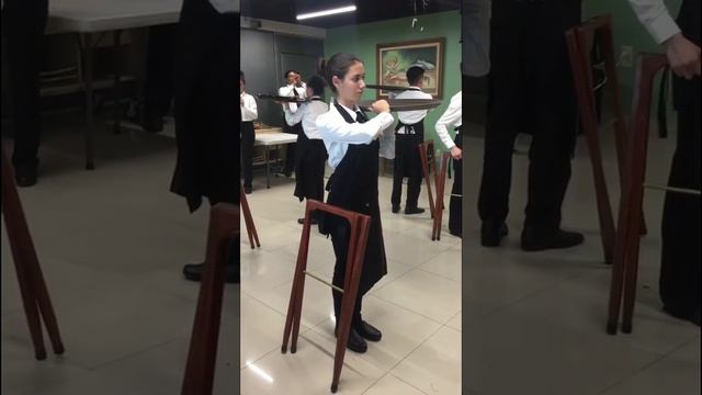 Отработка движений при работе с подносом и триджеком.