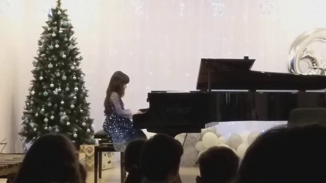 Лида играет маленькой ёлочке