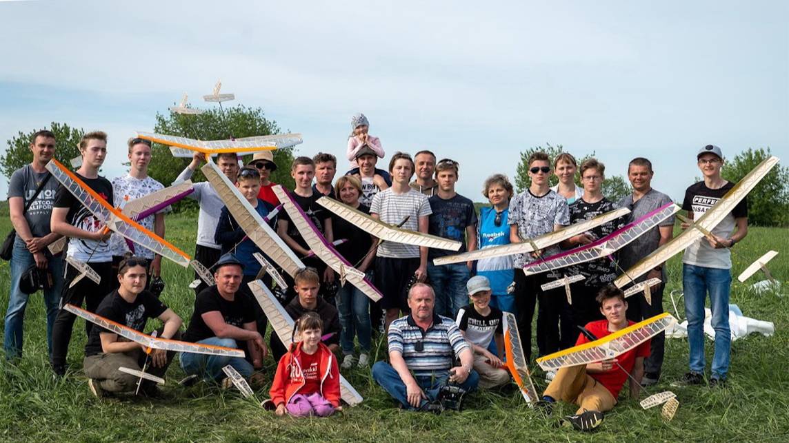 Команда авиамоделистов детского клуба "Юный авиатор" на городских соревнованиях. Вторая часть.