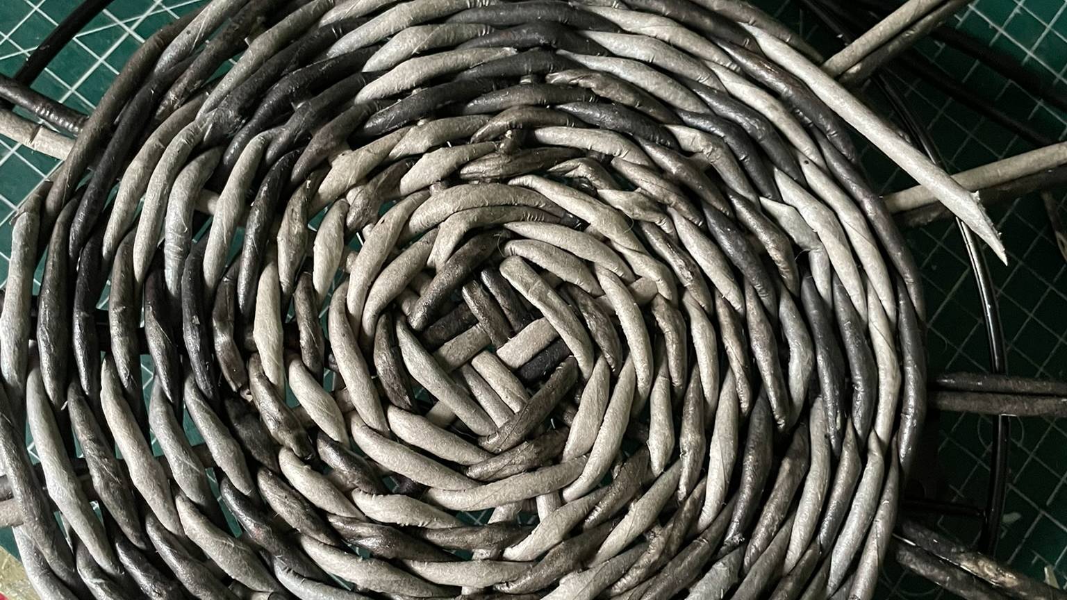 Плету дальше. Подставка на колёсиках.