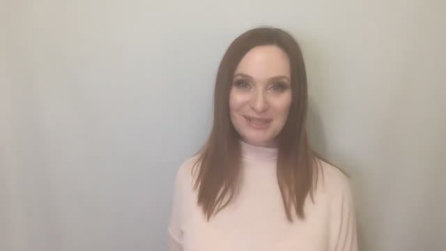 Визитка в сильном макияже