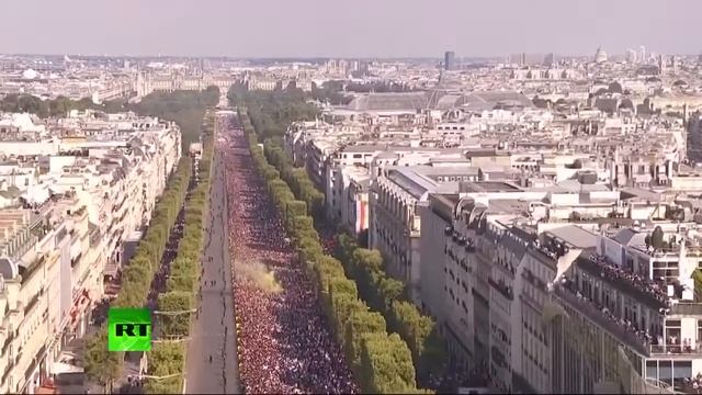Парад в Париже по случаю возвращения игроков сборной Франции по футболу!