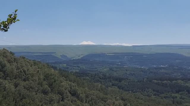 Кисловодск, вид с Малого Седла. Эльбрус на горизонте. Июль 2021 г.