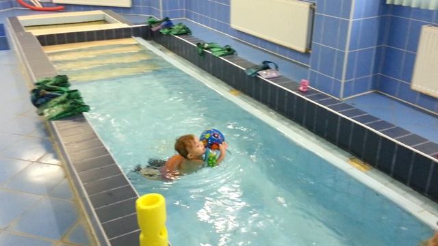 Ксюша купается в бассейне - 31.12.2015