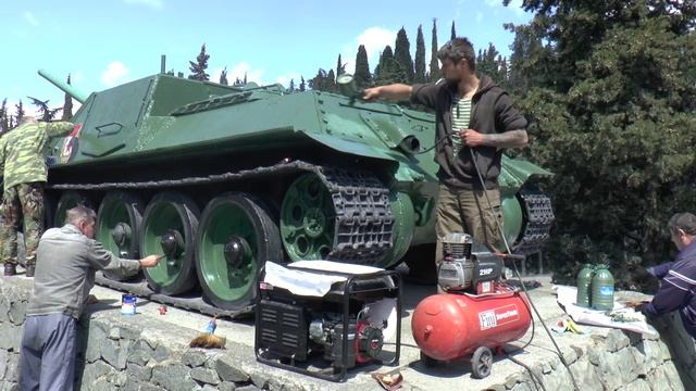 субботник десантников на САУ 100 в сквере Победы 2017 г.