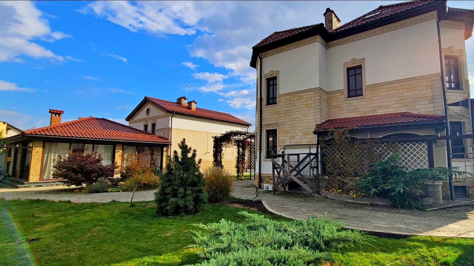 Два дома по цене одного в Краснодаре (75 млн.р.) Тел: +7-904-539-34-34