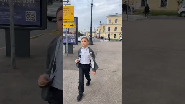 Доброе утро! Это я иду в школу. Сколько у вас сегодня уроков?