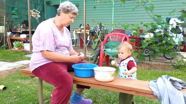 Ксюша помогает чистить картошку - 18.07.2015