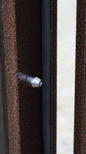 Заменил утеплитель по контуру уличной двери.