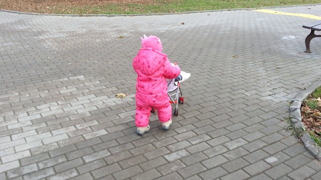 Ксюша катает коляску с мемекой - 08.11.2015