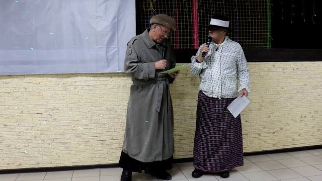 сценка "Как Клара и Роза восьмое марта придумали"исполняют Чухарев А и Щербаков Г