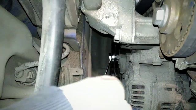 Как снять ремень генератора и натяжной ролик Skoda Octavia Tour