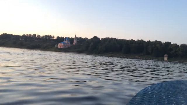 Экстрим. Лодочная переправа через Волгу.