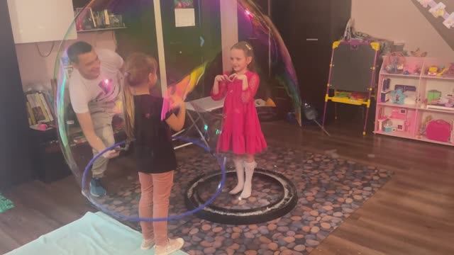 со своей bestie в одном мыльном пузыре