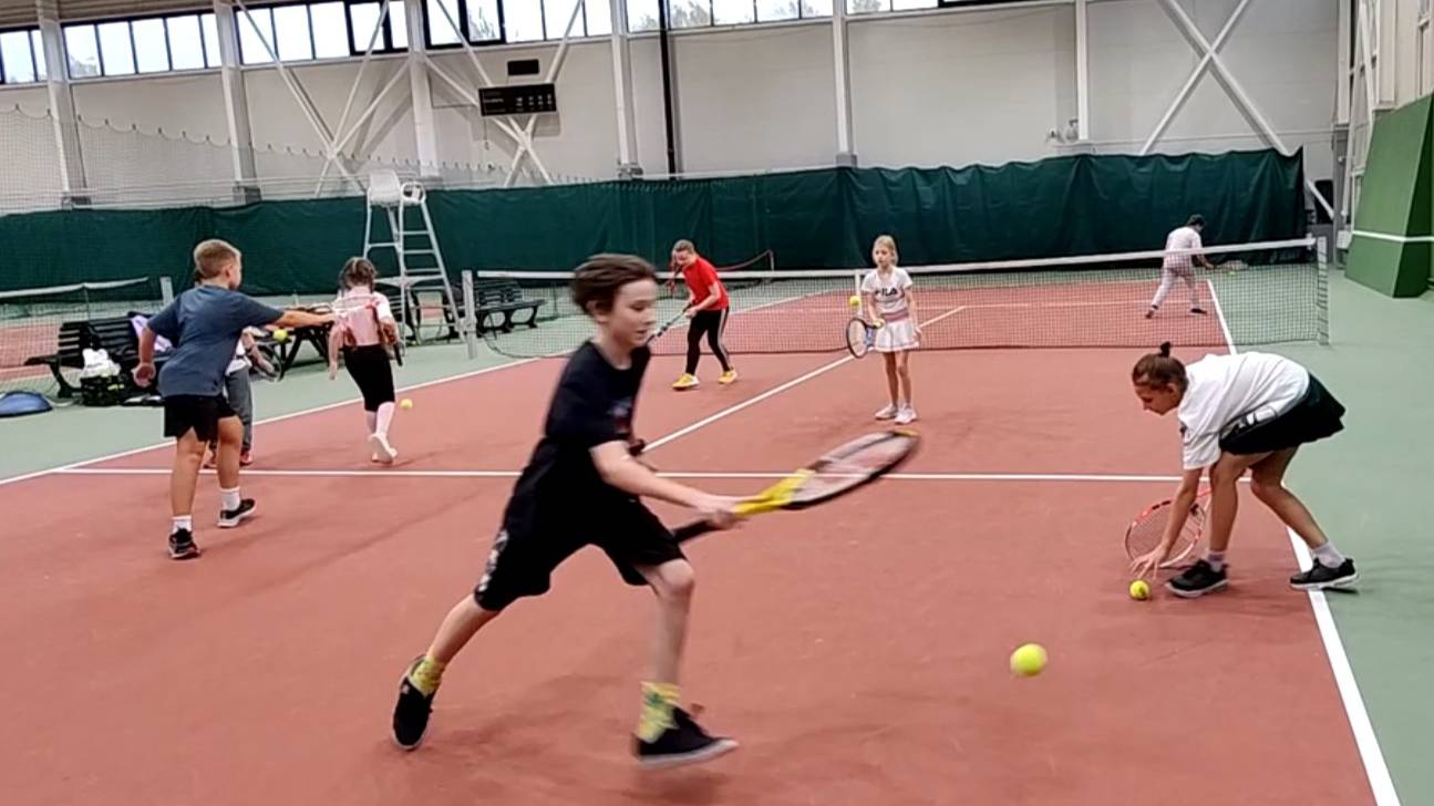 Веселая тренировка детей на корте