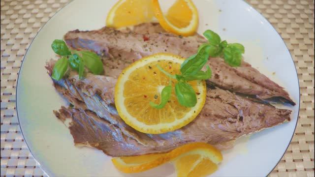 Скумбрия, запеченная с апельсинами