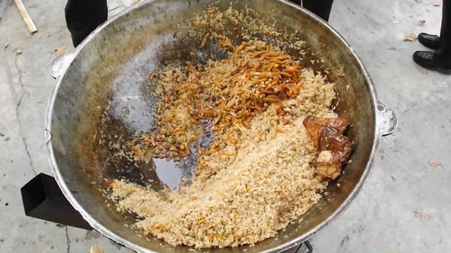 Раздача Горячего Вкусного Рассыпчатого Плова На 40 Персон в Ресторане "Золотой Петушок"