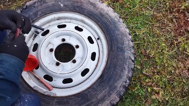 Приспособление для замены вентиля колёса без разбортовки за 200 рублей.